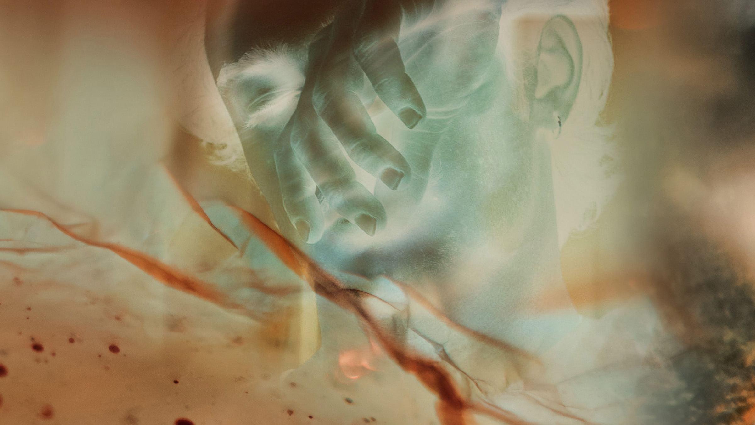 Die Grenzen von Körper und Geist werden im Rausch erforscht | Qiio Magazin